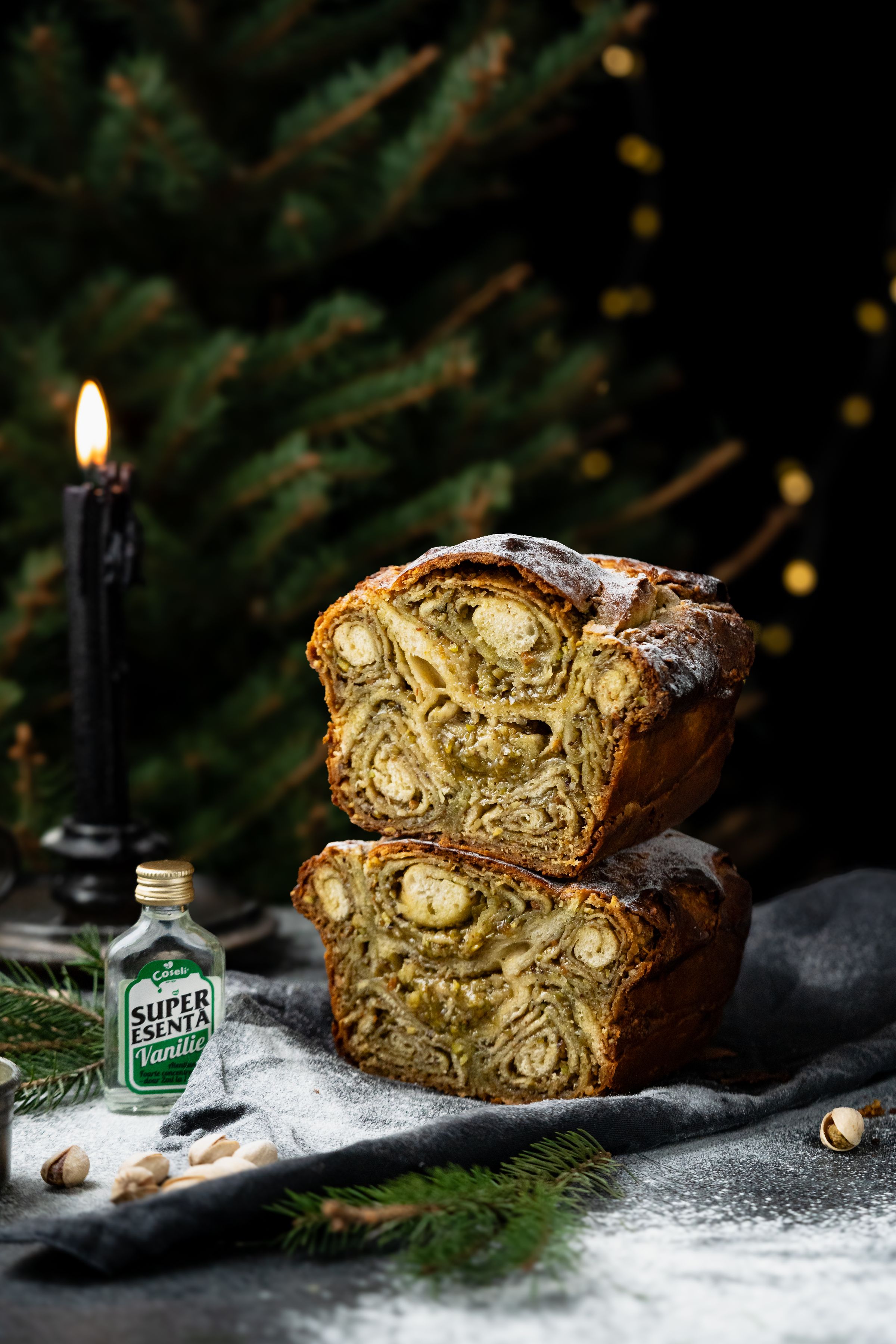 Cozonac în stil croat, umplut cu cremă de fistic